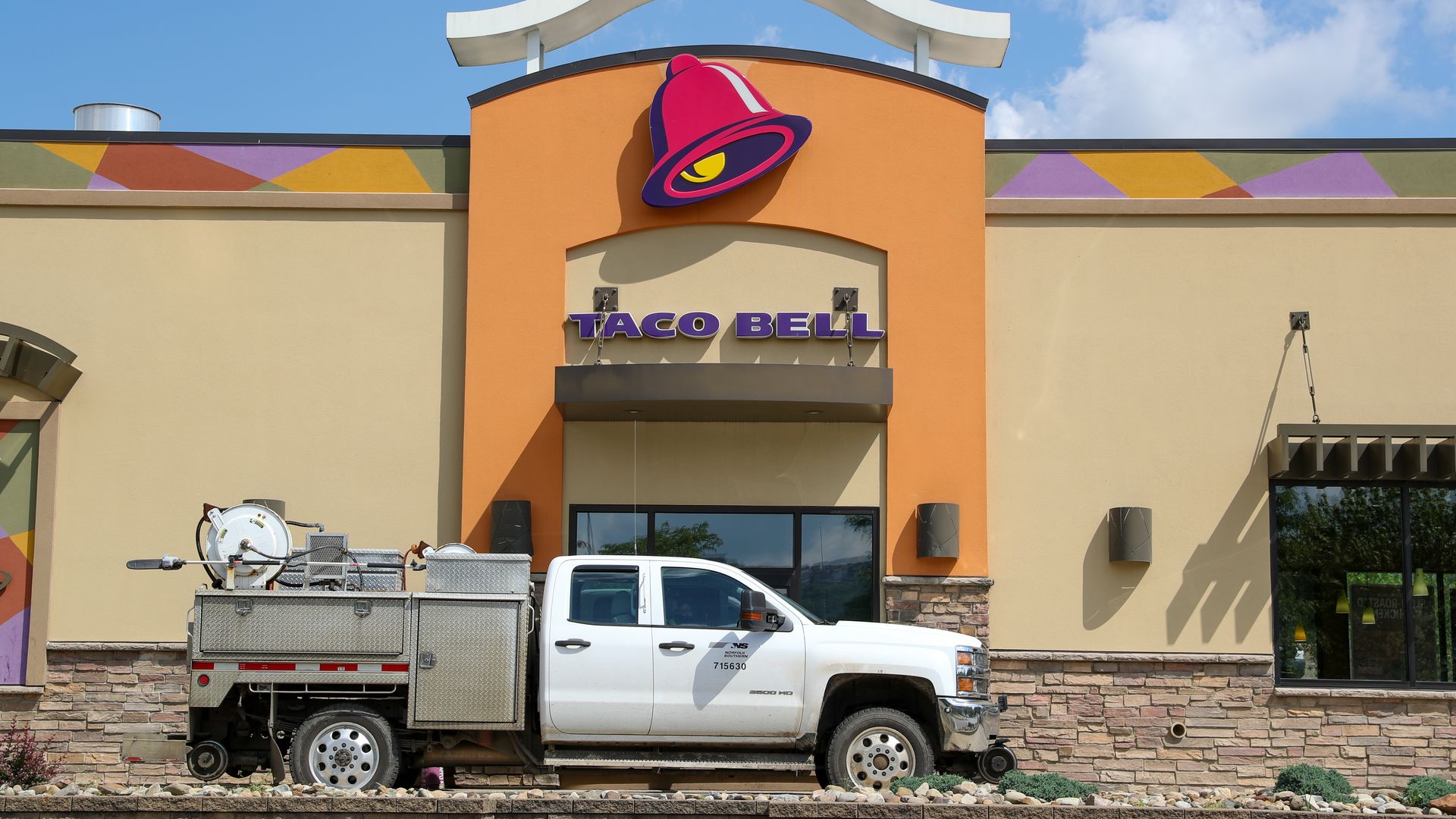 Taco Bell to roll out AI ordering in drive-thrus