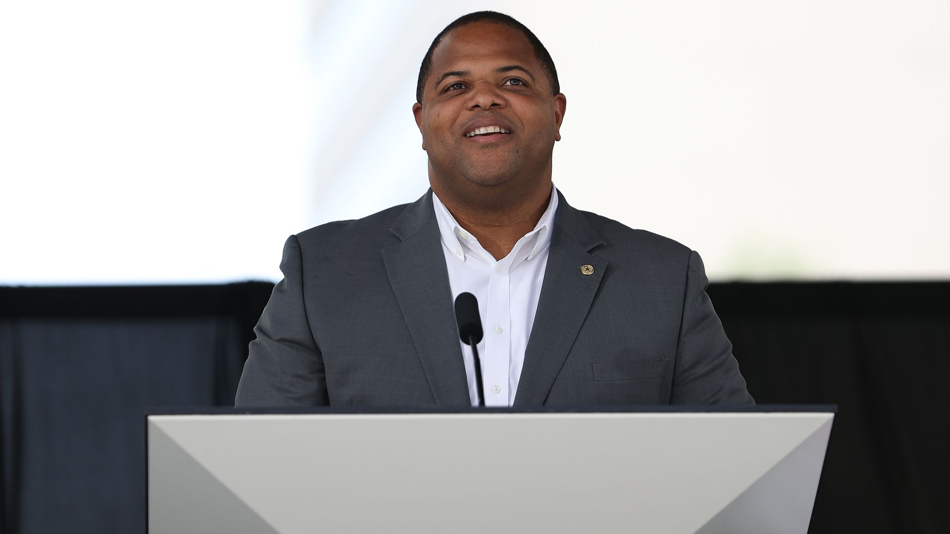 Dallas Mayor Eric Johnson switches to Republican Party, leaves Democrats