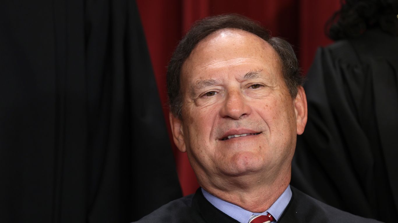 Upside-down flag seen at Justice Alito's house after Jan. 6