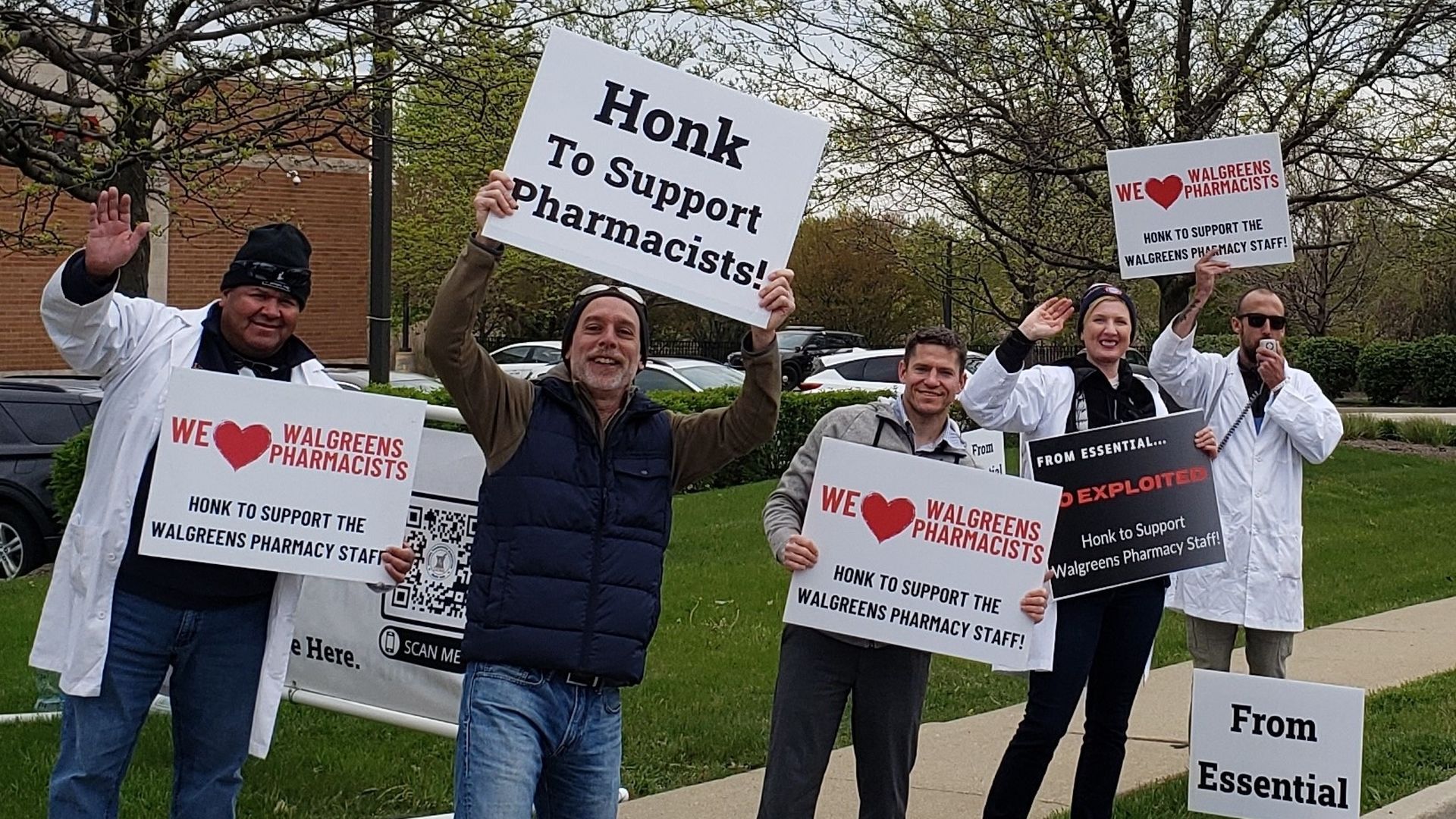 Walgreens pharmacists protest at Chicago-area stores - Axios Chicago
