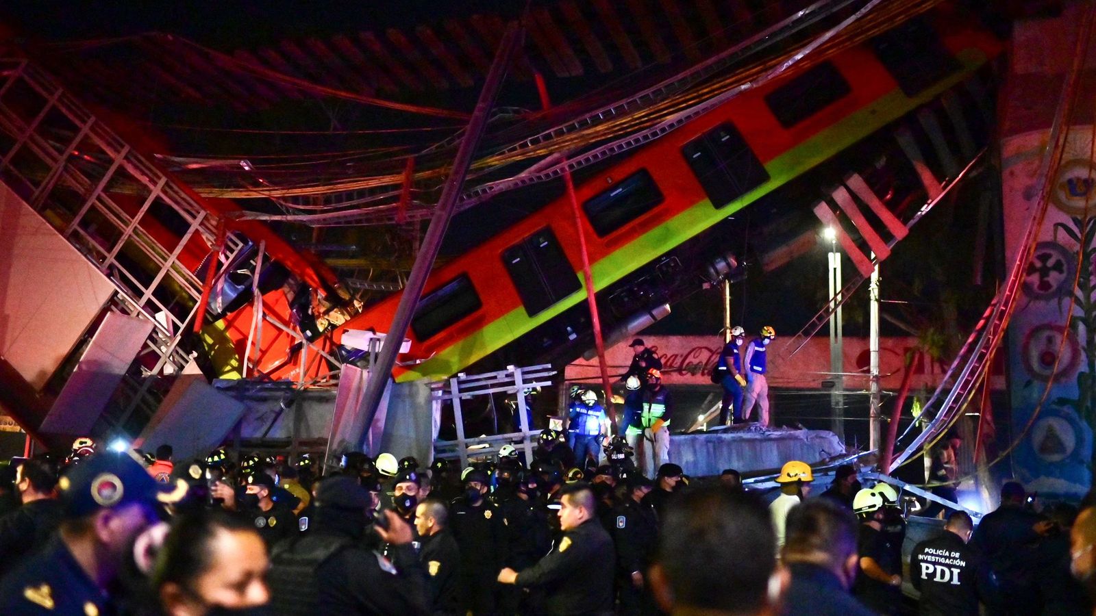 Mexico City subway train derails: over 20 dead, dozens injured