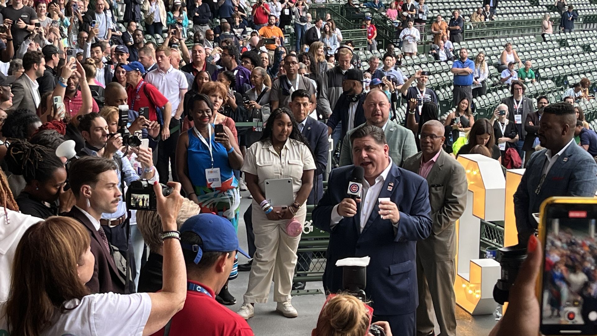Photo to go: Pritzker rallies DNC volunteers - Axios Chicago