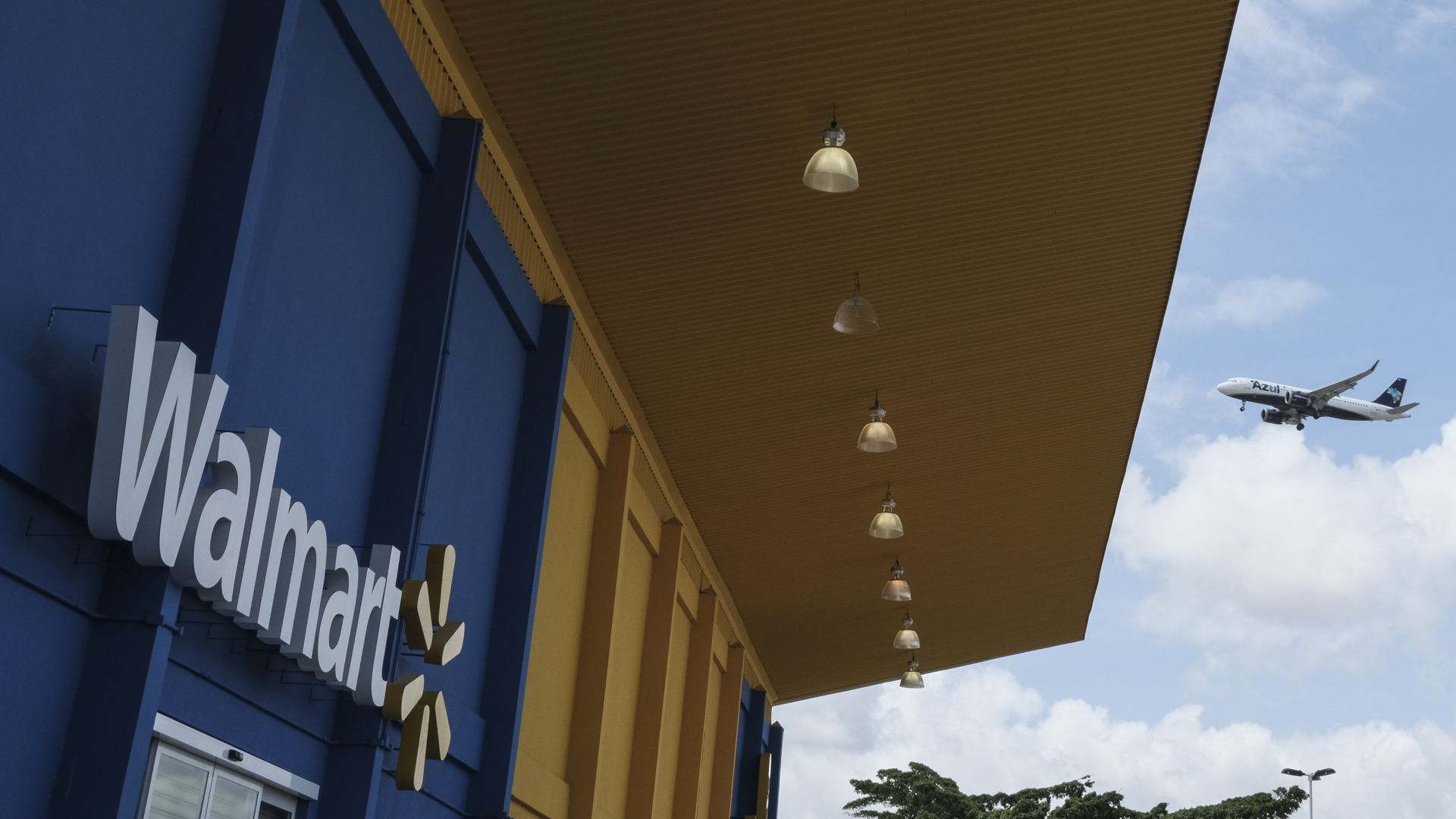 Walmart reports strongest sales growth in a decade