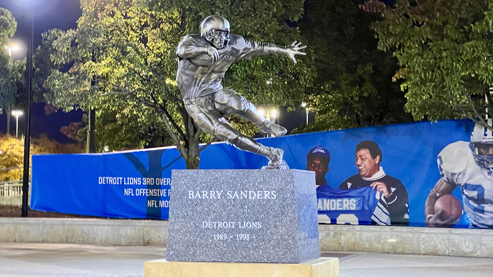 Paying respects to the new Barry Sanders statue at Ford Field - Axios ...