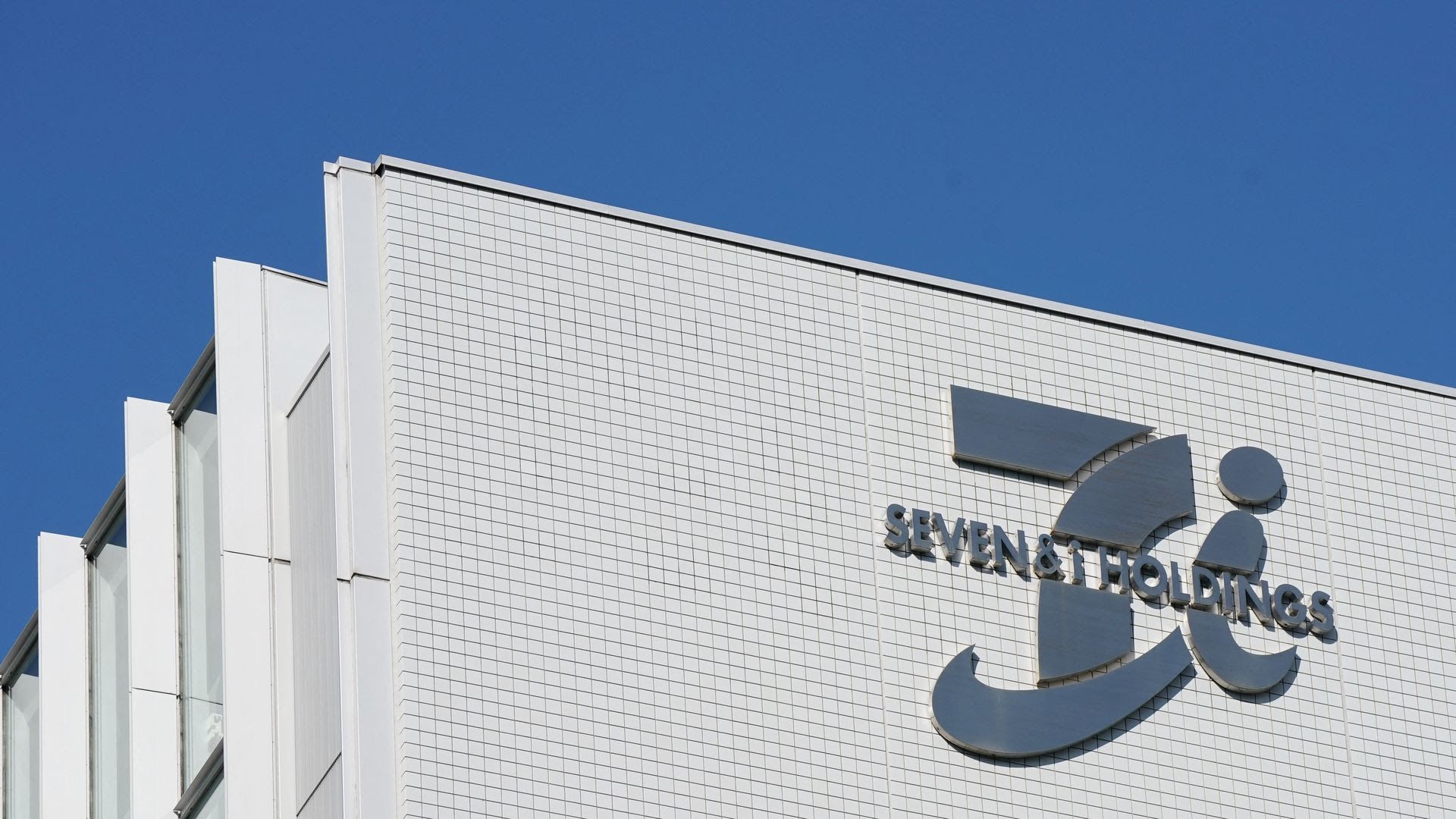 Seven & i to sell supermarket biz to Bain, split off U.S. 7-Eleven