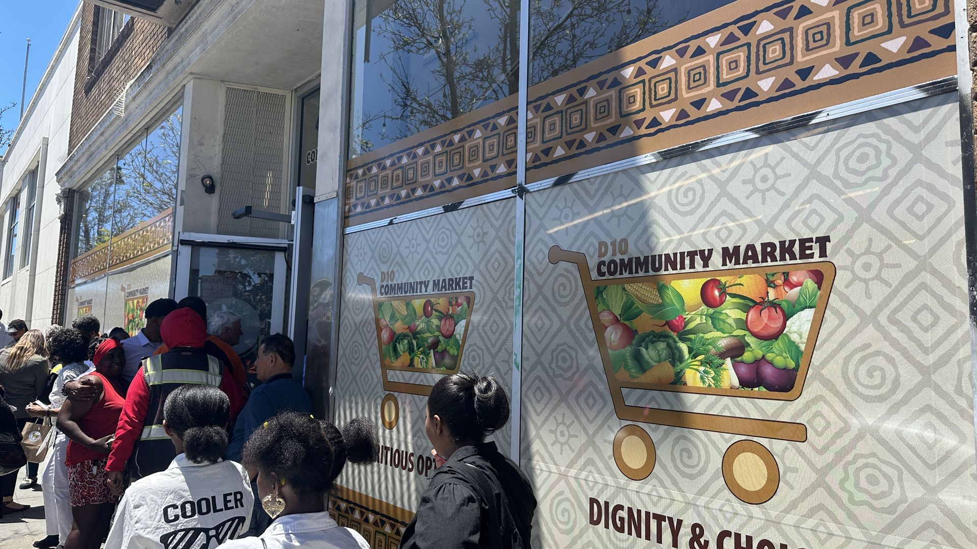 Free community grocery market opens in Bayview Hunters Point - Axios ...