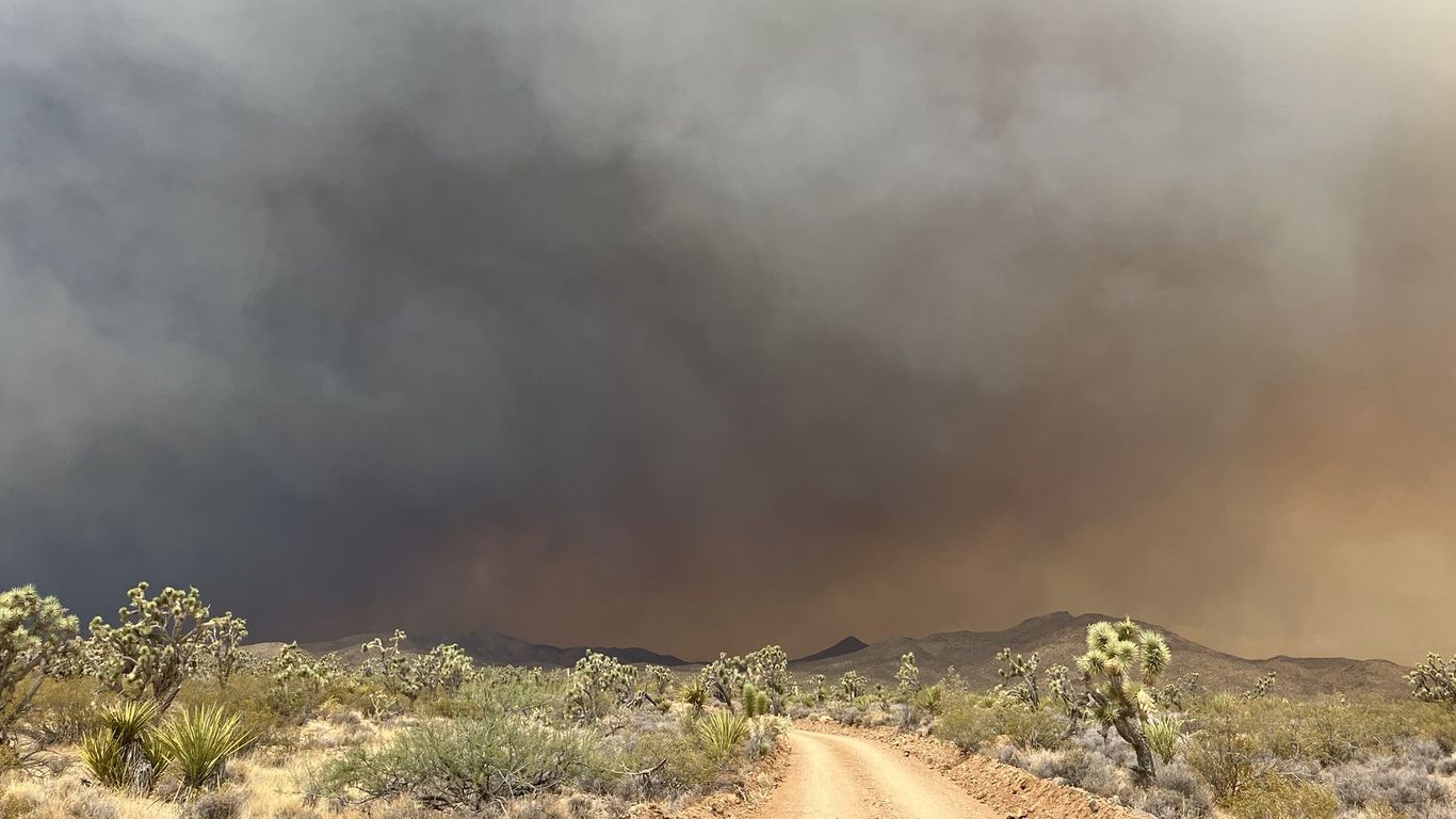 Phoenix extends record heat run, Washington wildfire surges into Canada