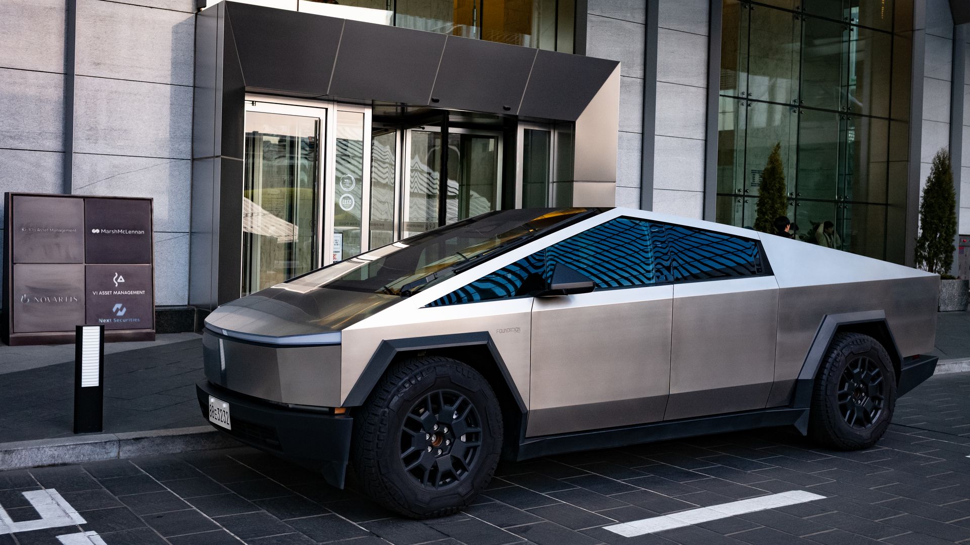 Tesla CyberTrucks draw Mardi Gras parade protests - Axios New Orleans
