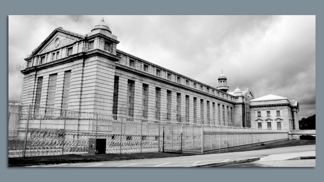 Testimony alleges corruption and disfunction at Atlanta Penitentiary ...