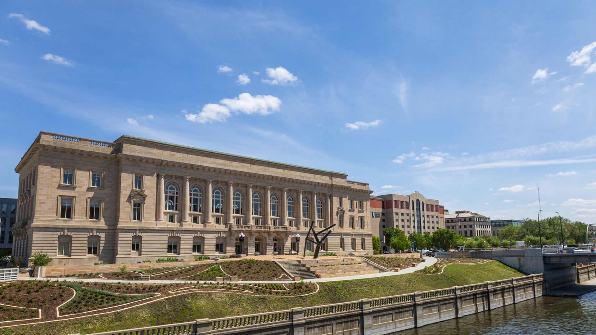 Des Moines' City Hall redevelopment has no takers - Axios Des Moines