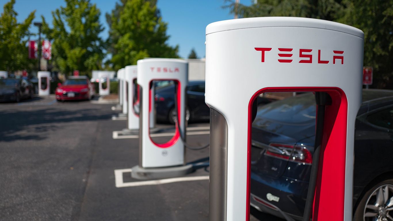 Report: Tesla is prototyping its own batteries, employees say