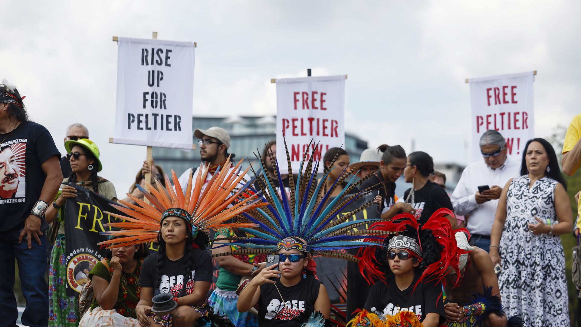 Biden commutes sentence of Leonard Peltier, convicted of killing two ...