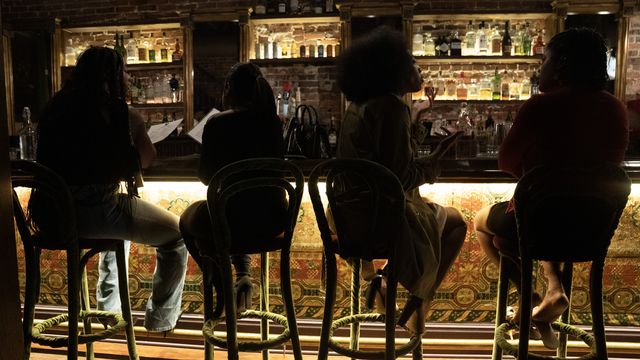 Phone-free restaurants, bars rise across US amid digital detox push