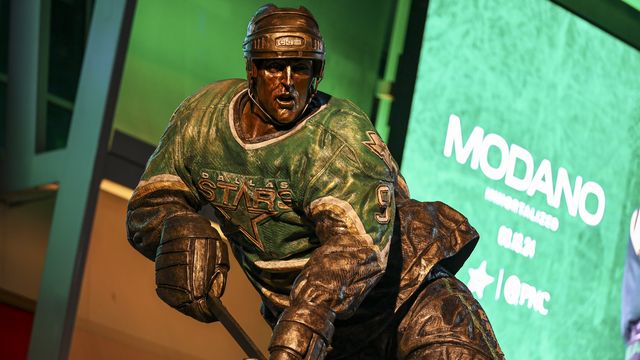 Pic du jour: Mike Modano’s new statue - Axios Dallas
