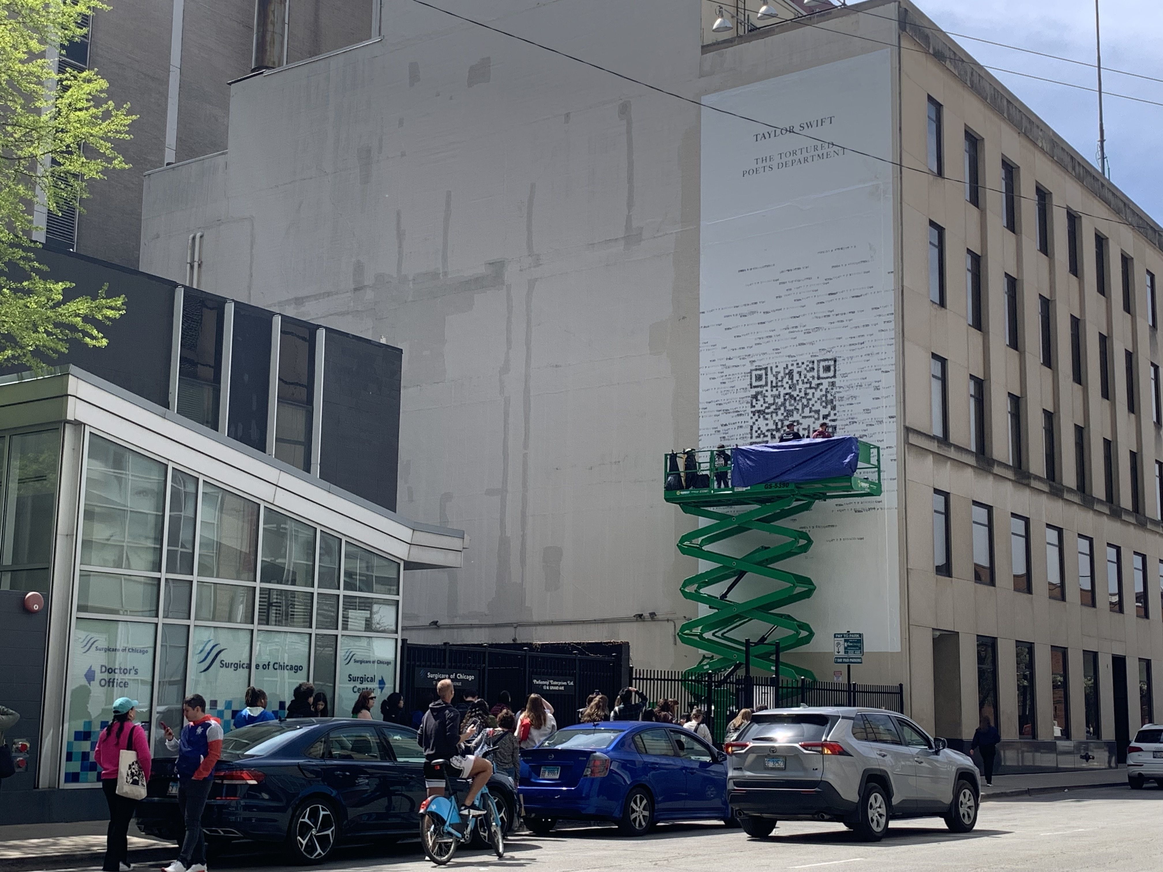 Taylor Swift QR code mural in Chicago sends cryptic message - Axios Chicago