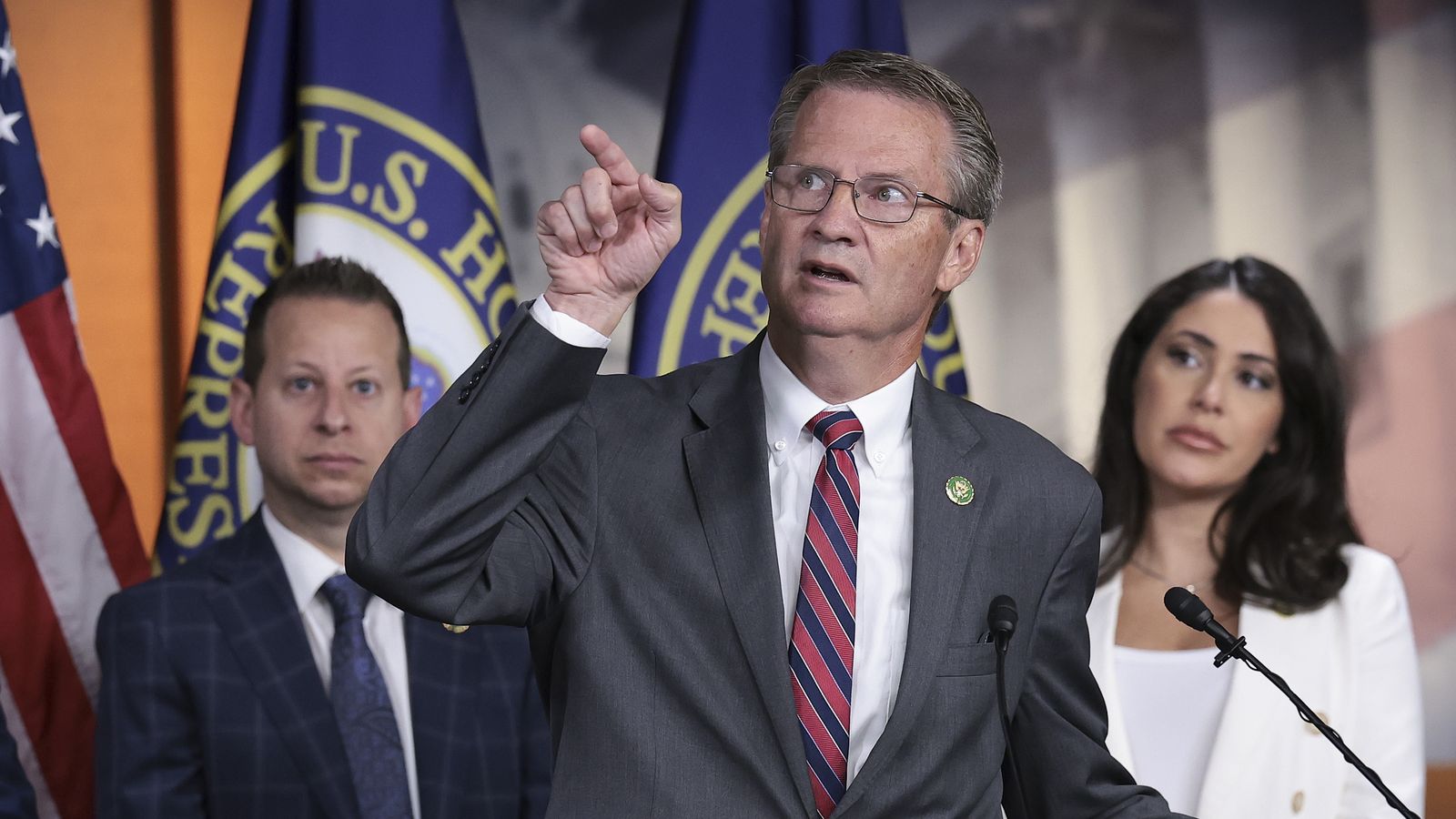 Bipartisan group of lawmakers seeks UFO select committee