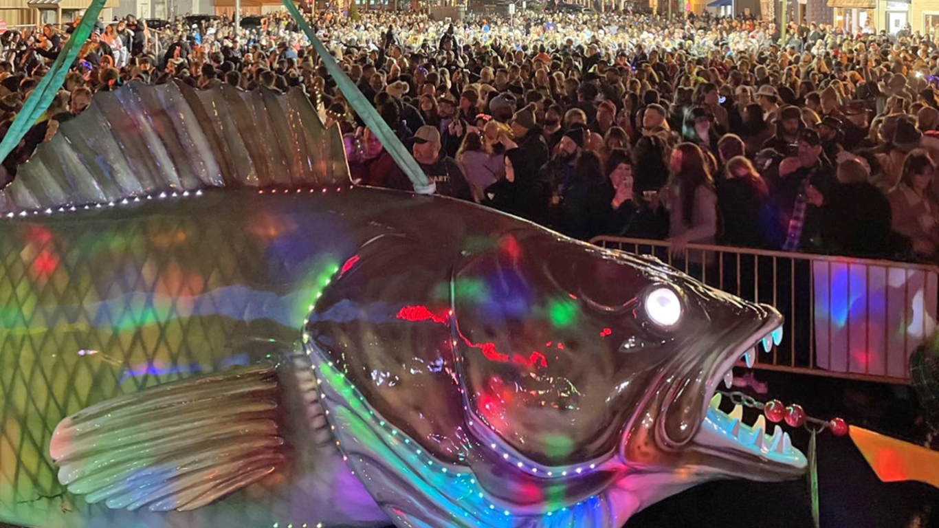 Road trip and see these 6 strange things "dropped" in Ohio on New Year ...
