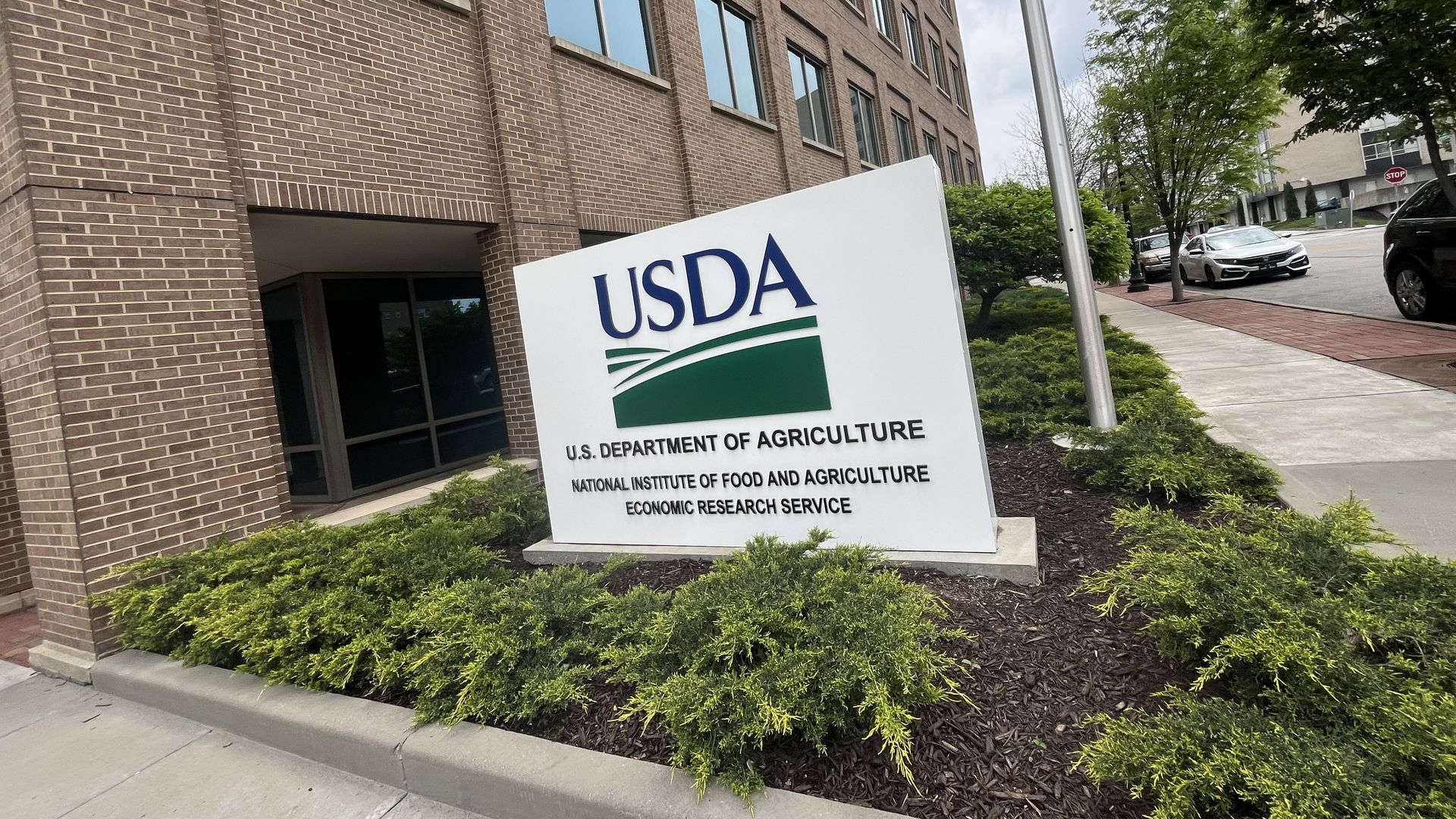 Federal job cuts hit Kansas City workers - Axios Kansas City