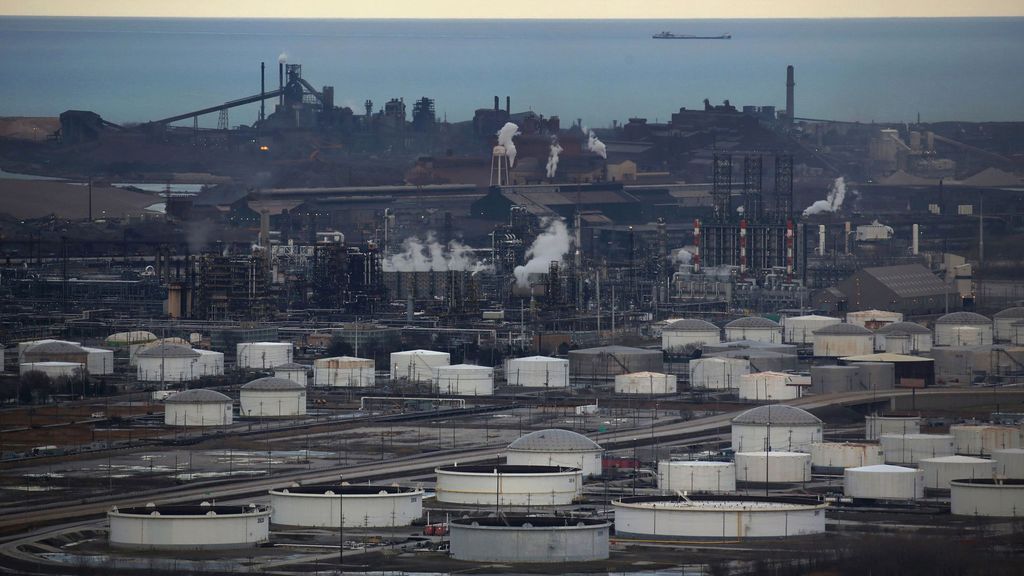 Why gas prices in Chicago are rising: BP shuts down refinery - Axios Chicago