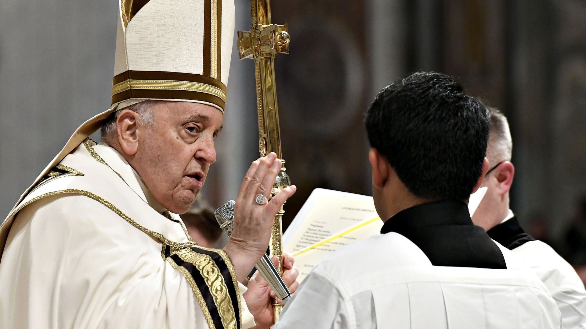 Pope at Christmas Eve mass: "Our hearts are in Bethlehem"