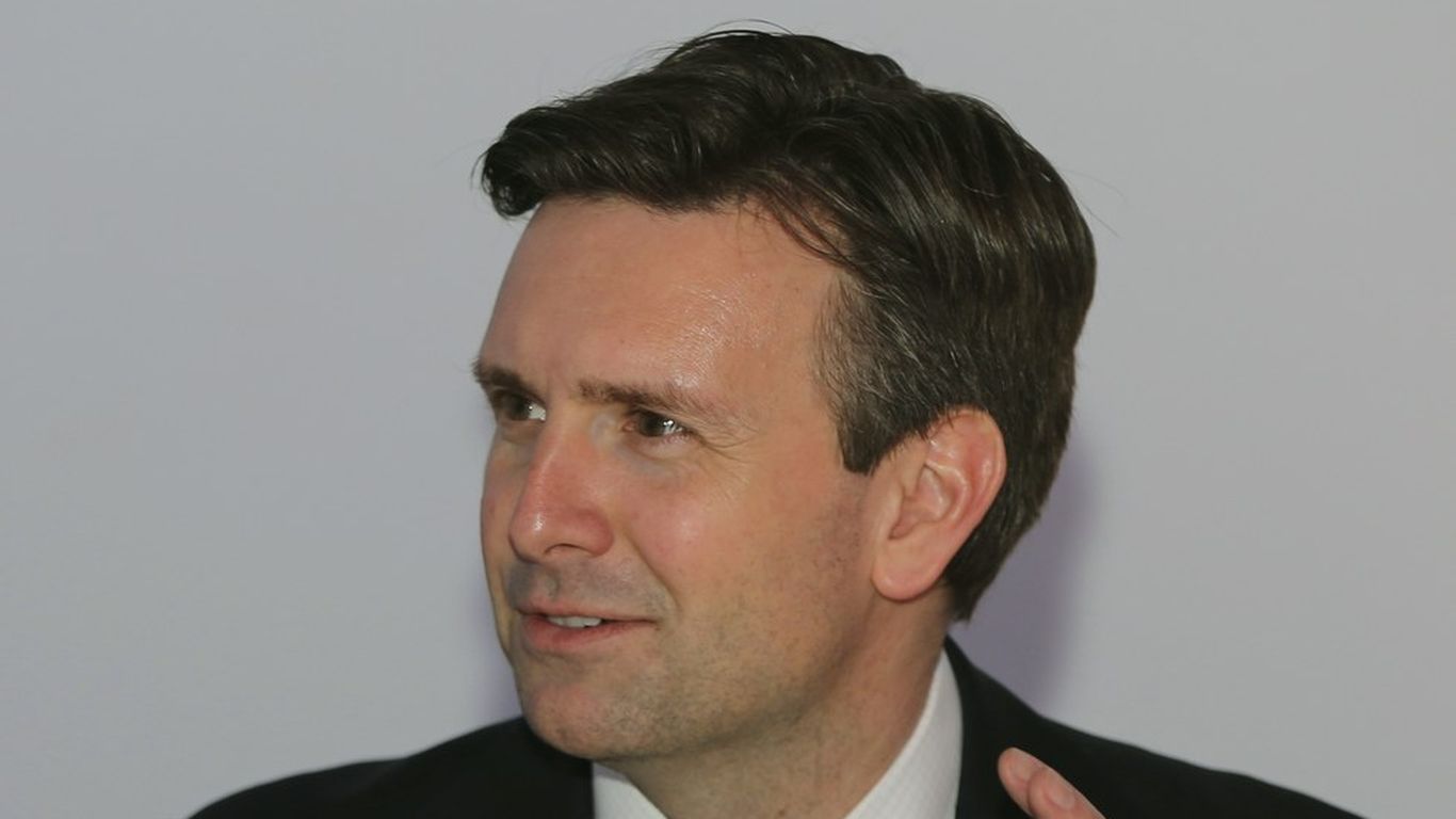 Josh Earnest's new role as a political analyst