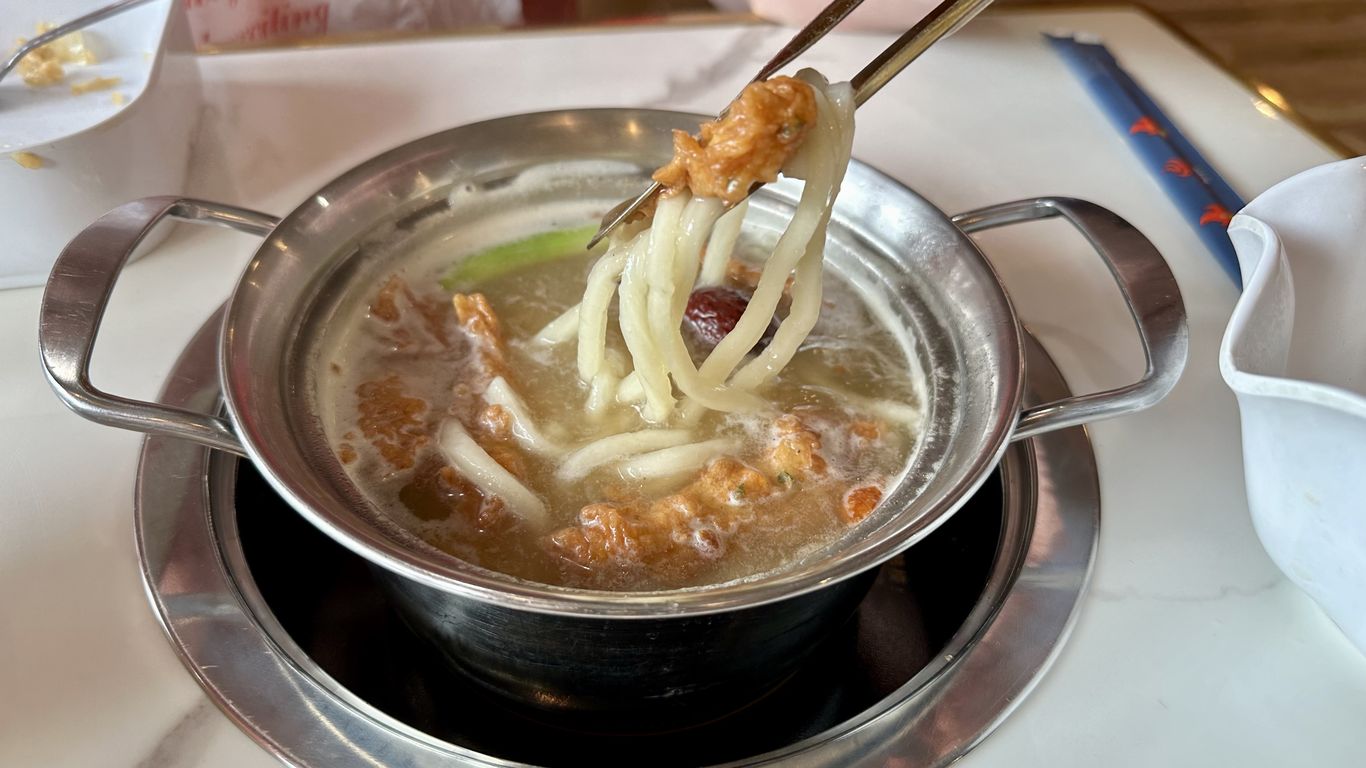 Crazy Hot Pot in Metairie has robots and a fun food experience - Axios ...