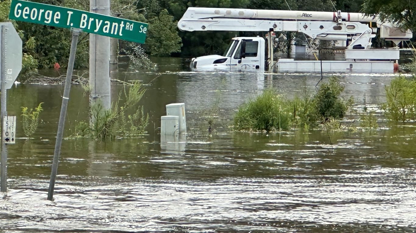 Severe storm floods Carolinas with heavy rains, threatens Mid-Atlantic