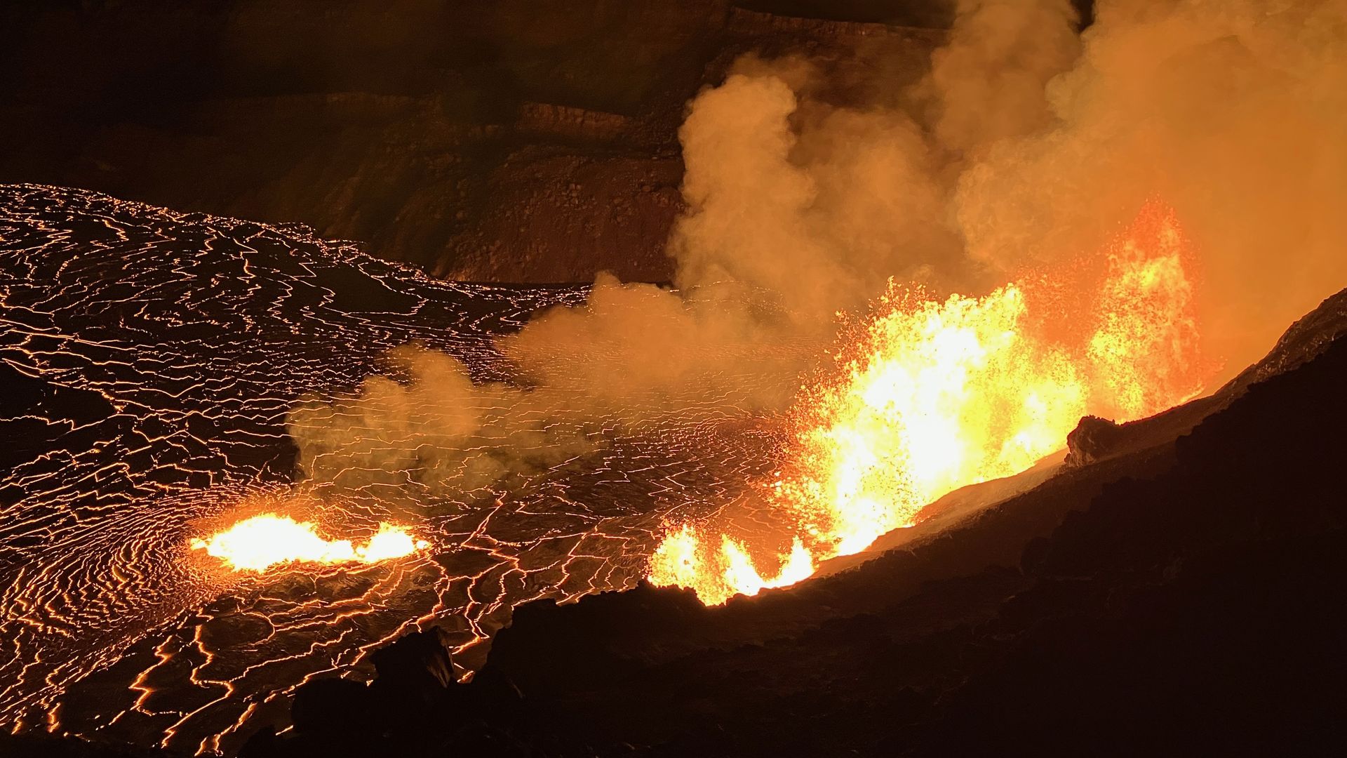 Hawai'i's Kīlauea volcano erupts, spewing "lava bombs"