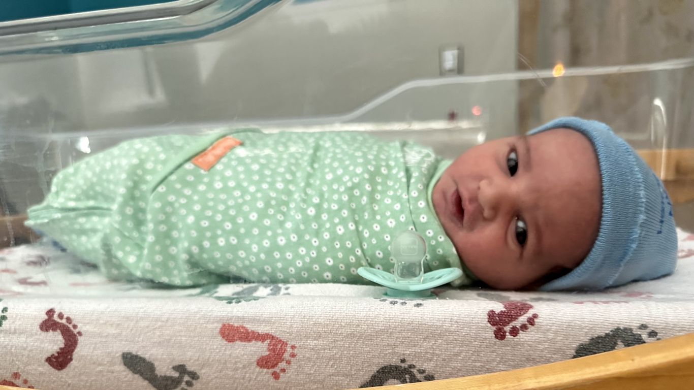 Baby photo to go - Axios Seattle