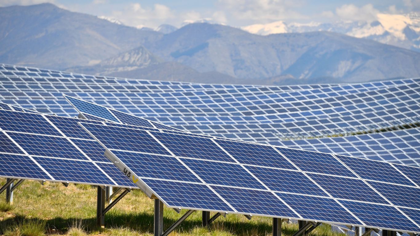 Total U.S. solar installations projected to reach a new record this year.