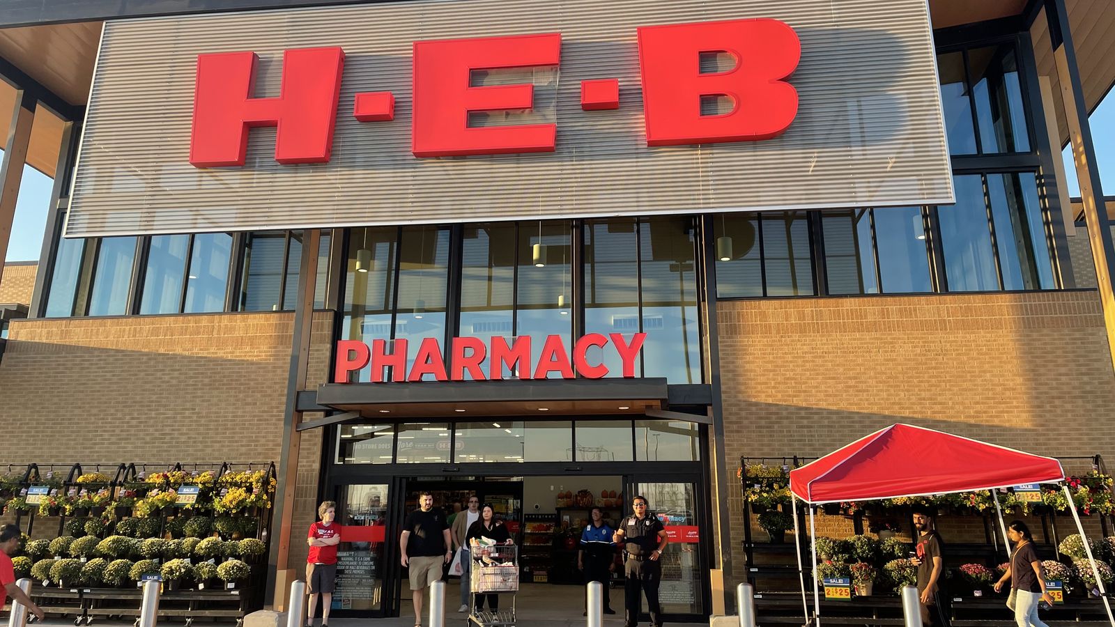 Grocery chain H-E-B continues expansion into North Texas - Axios Dallas