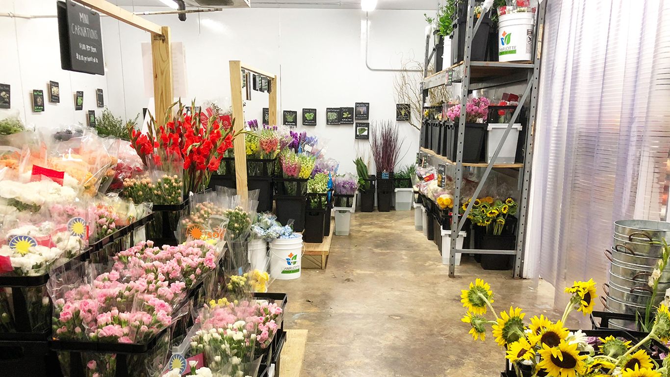 This wholesale flower market will teach you to DIY your own wedding ...