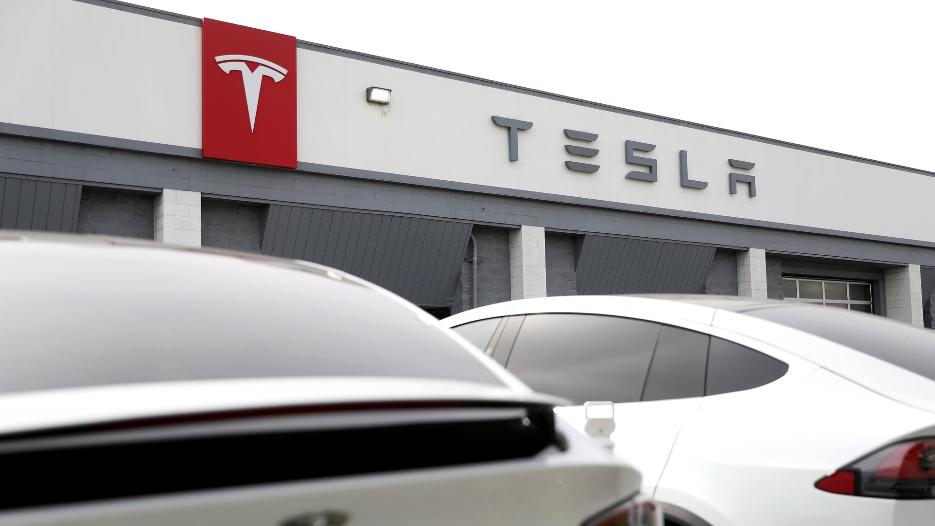 Tesla steering wheels, fatal crash under federal investigation
