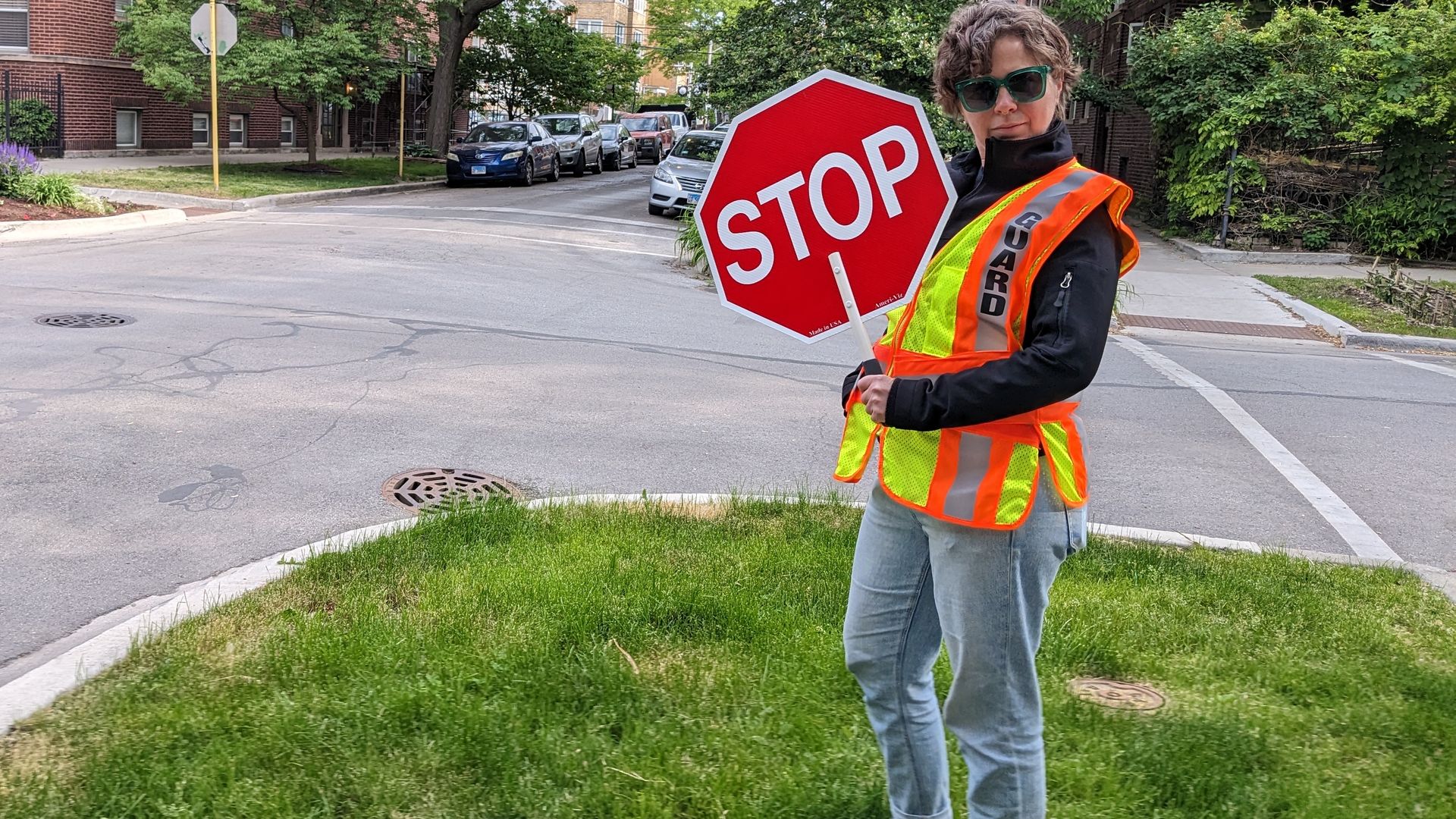 The big benefits of being a Chicago crossing guard - Axios Chicago