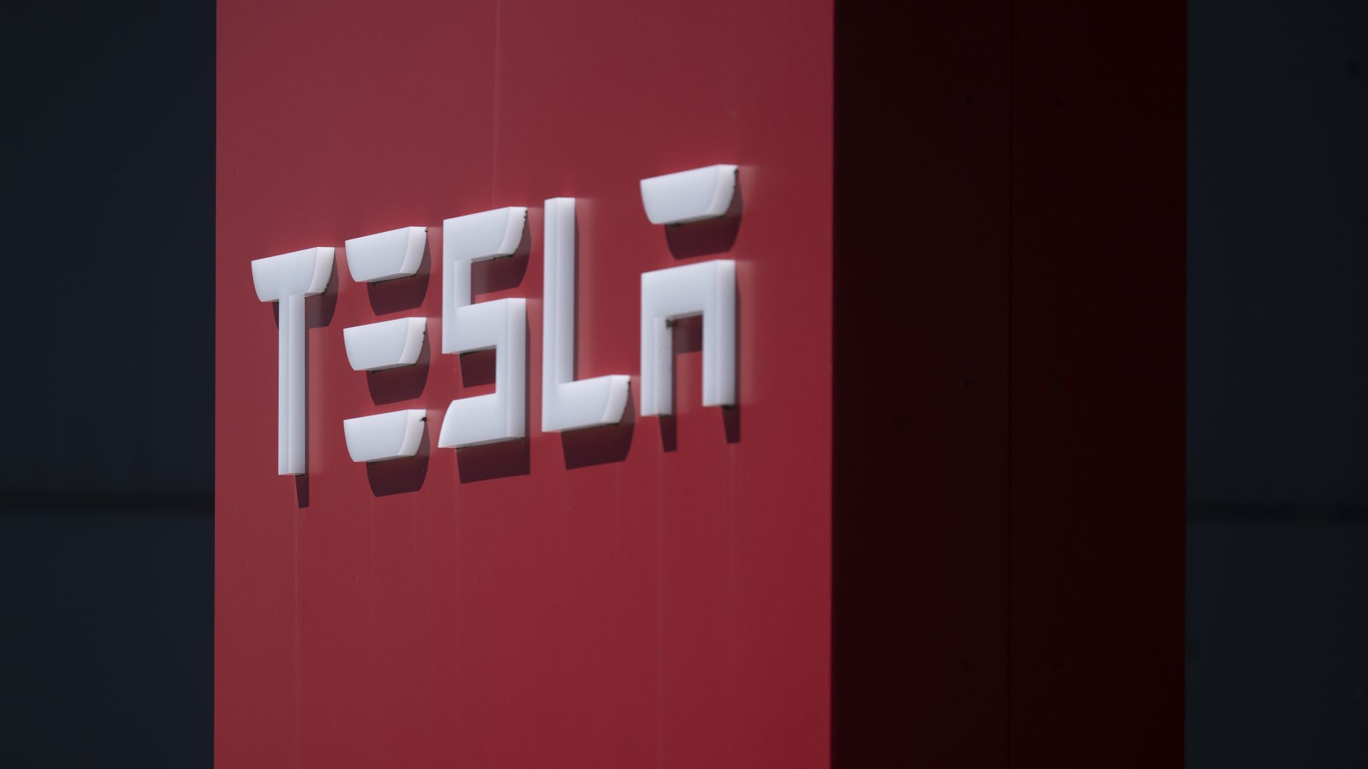 Man charged in Arizona Tesla dealership fire - Axios Phoenix