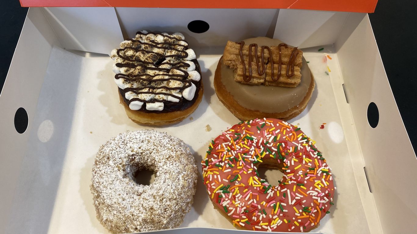 Randy's Donuts is open for business in Phoenix - Axios Phoenix