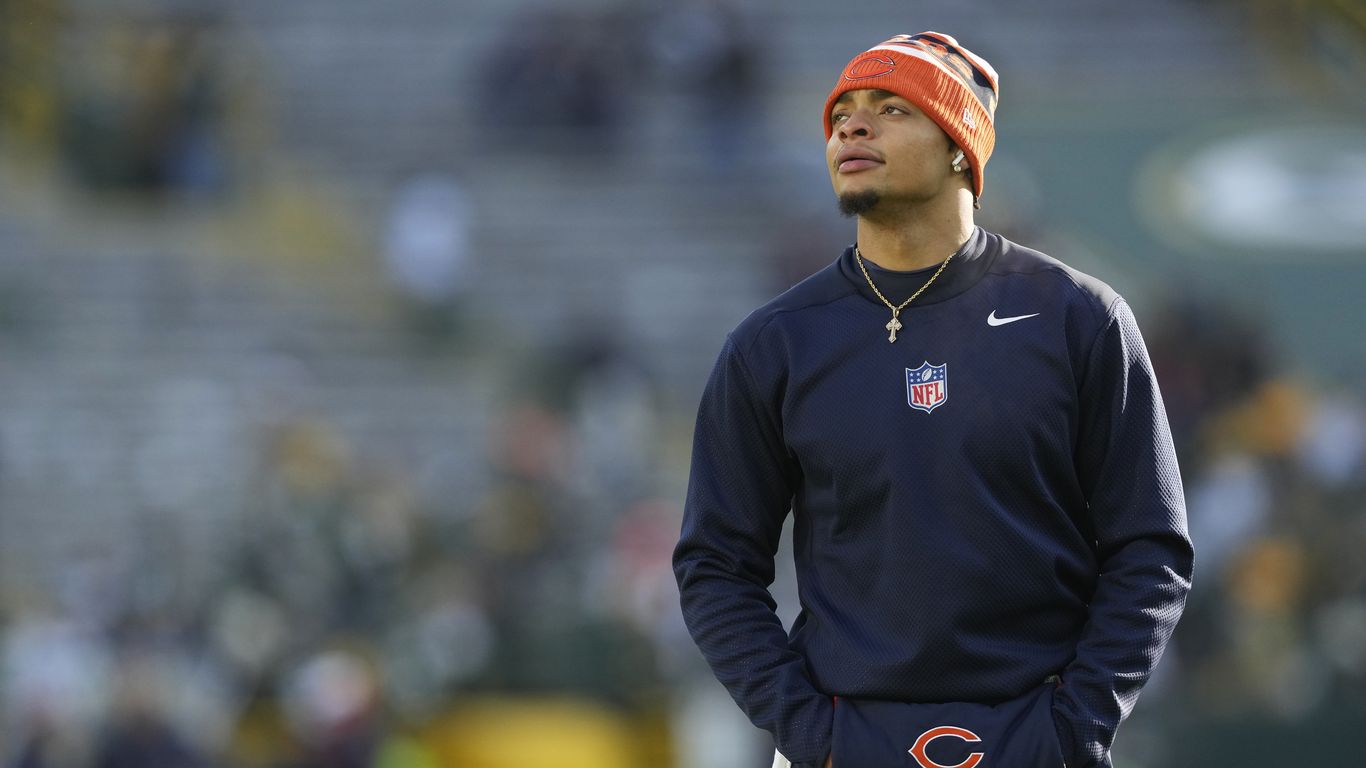 Chicago Bears' quarterback dilemma is dividing fans - Axios Chicago