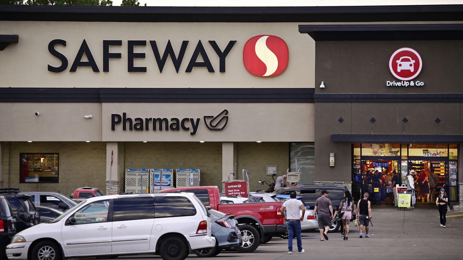 Mile Highlights: Safeway workers to strike - Axios Denver