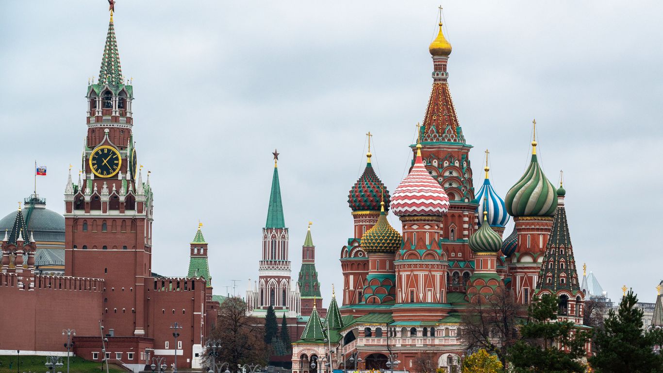 Ukraine targets Moscow with "one of the largest" drone attacks