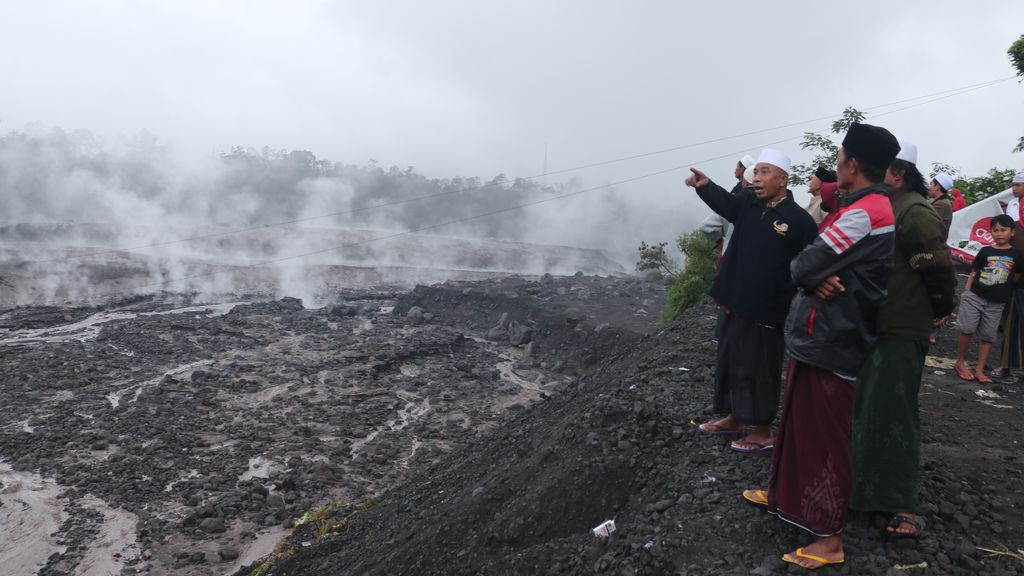 Indonesia Mount Semeru volcano eruption forces nearly 2,000 people to be evacuated