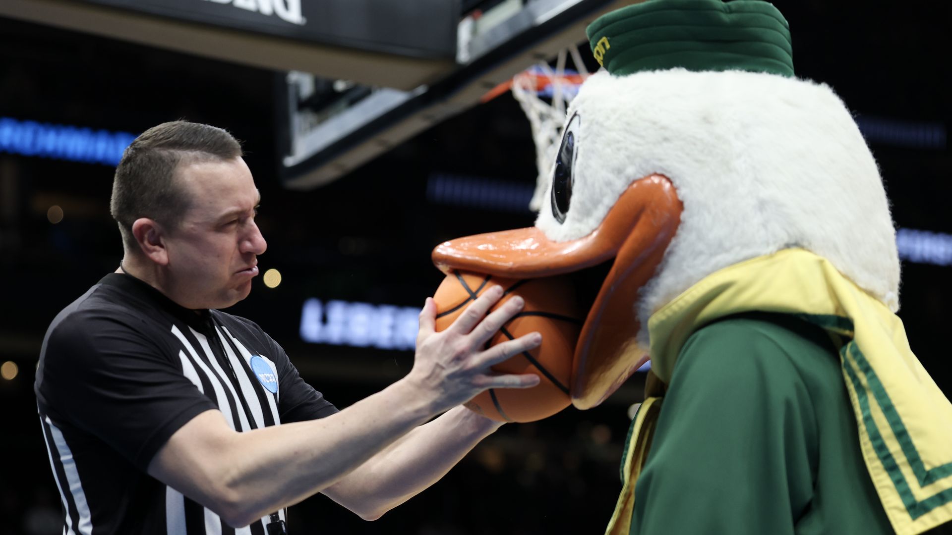 1 photo to go: Oregon's Big Dance ends - Axios Portland