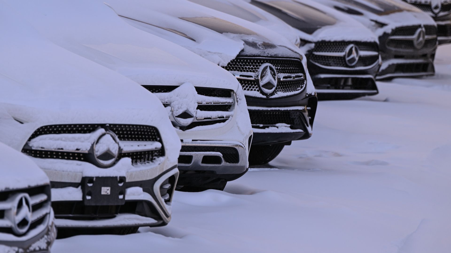 Retail sales plunge in January as wildfires, cold give consumers pause