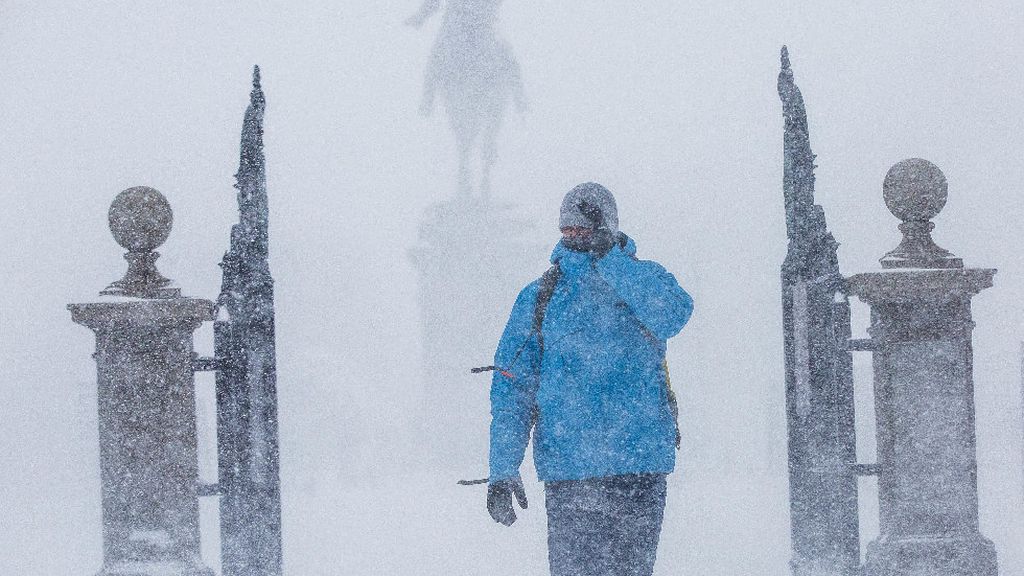 Snow, flooding batter Boston