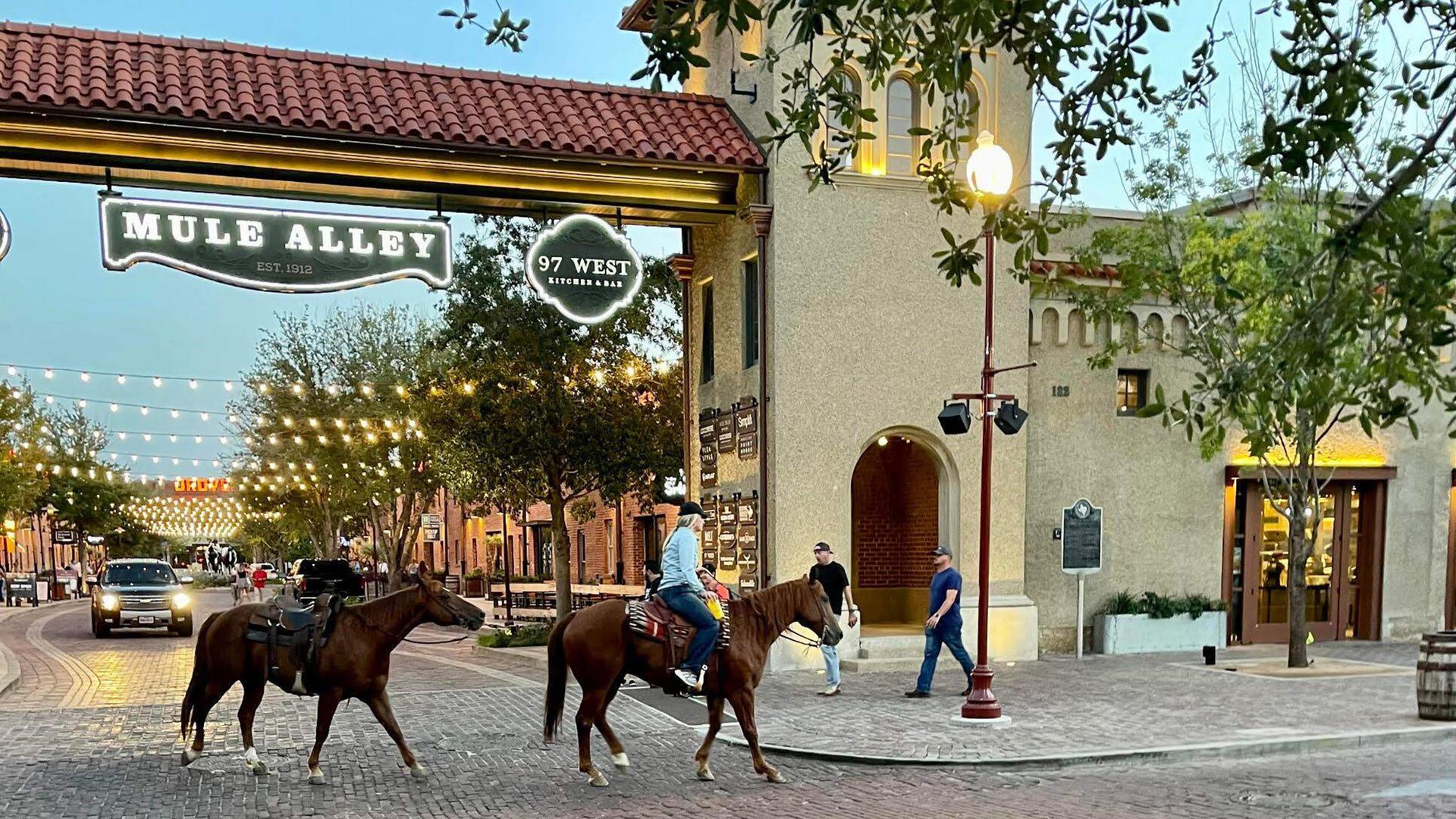 Dallas-Fort Worth holiday markets for 2025 - Axios Dallas