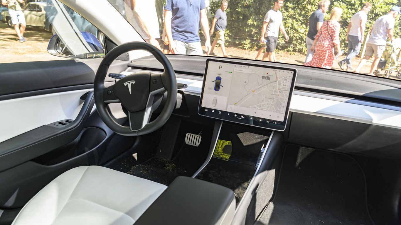 Tesla's new self-driving software under scrutiny