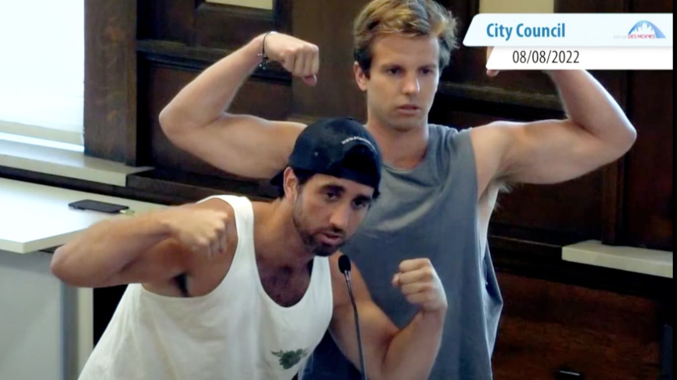 Comedians campaign for the "right to bare arms" at Des Moines meeting ...