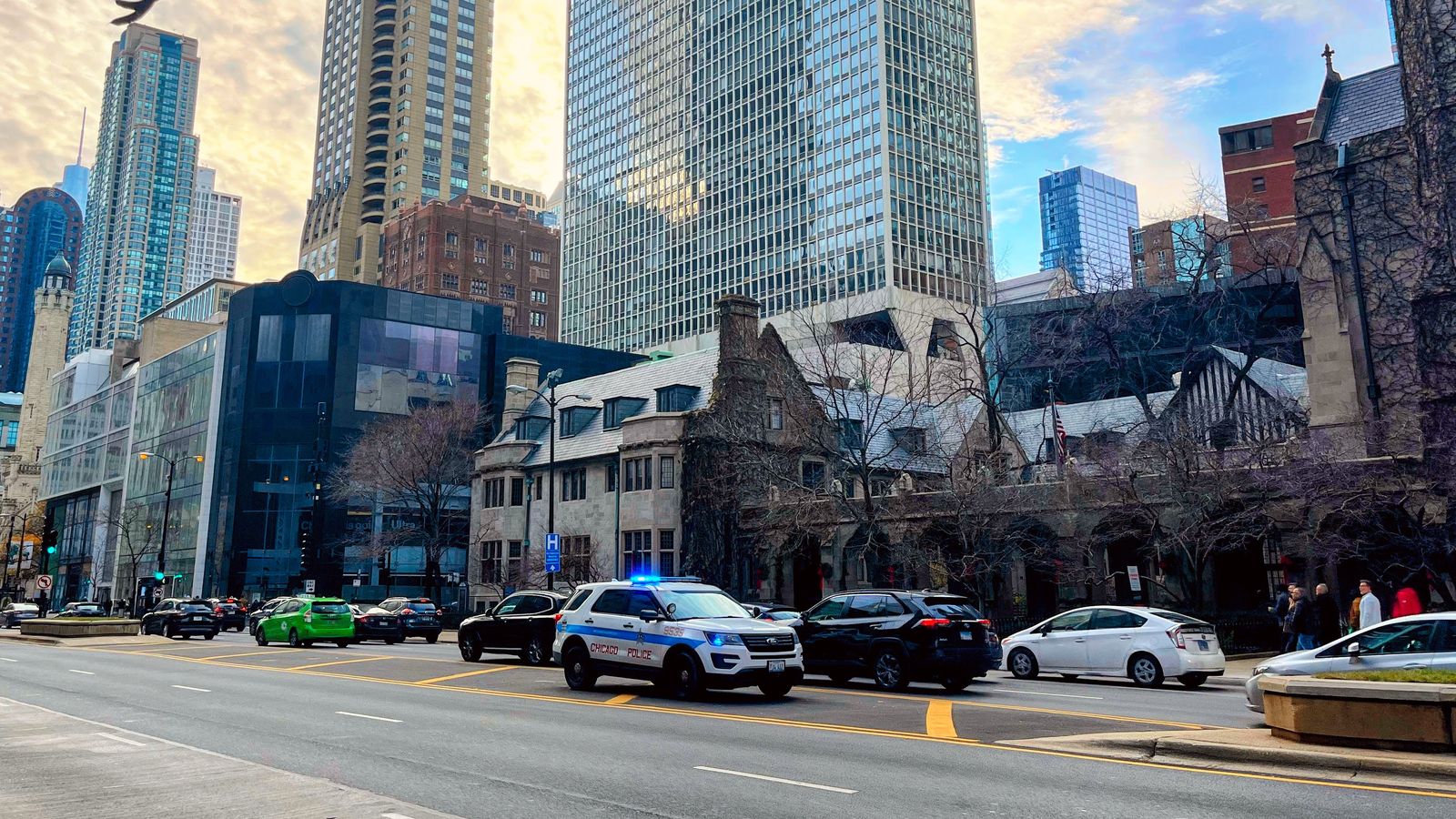 Downtown Chicago tries to attract shoppers with added police presence ...