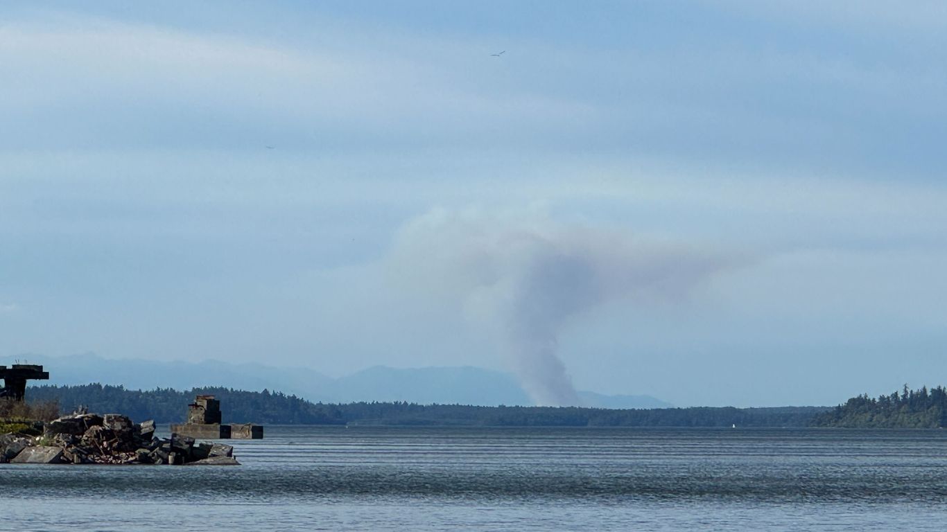 Washington wildfires: Evacuations and trail closures - Axios Seattle