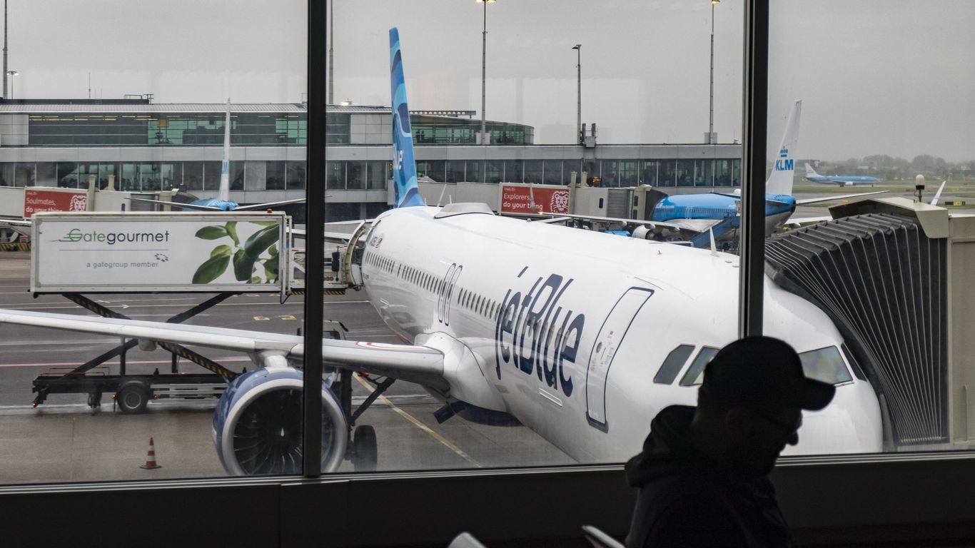 JetBlue shelves hot meals