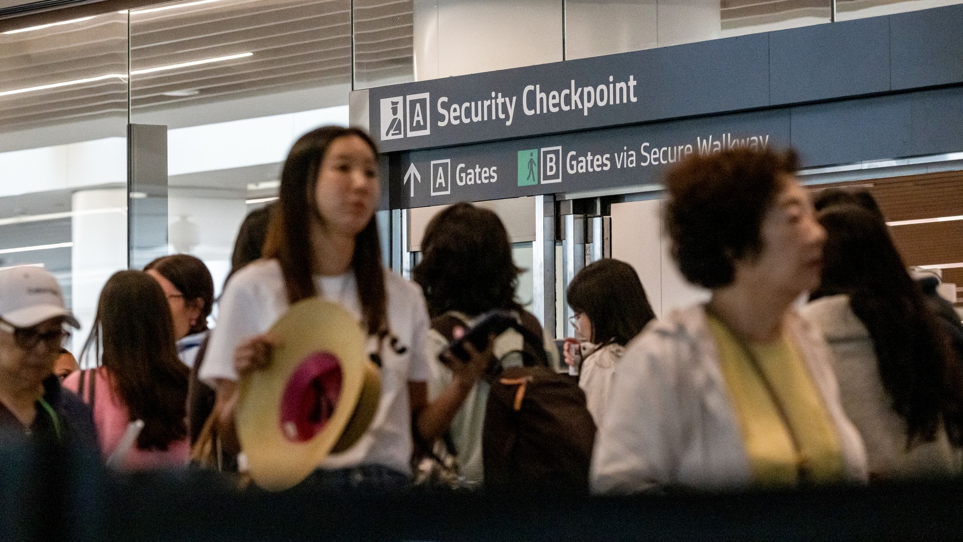 SFO flyers no longer required to remove shoes for TSA security - Axios ...